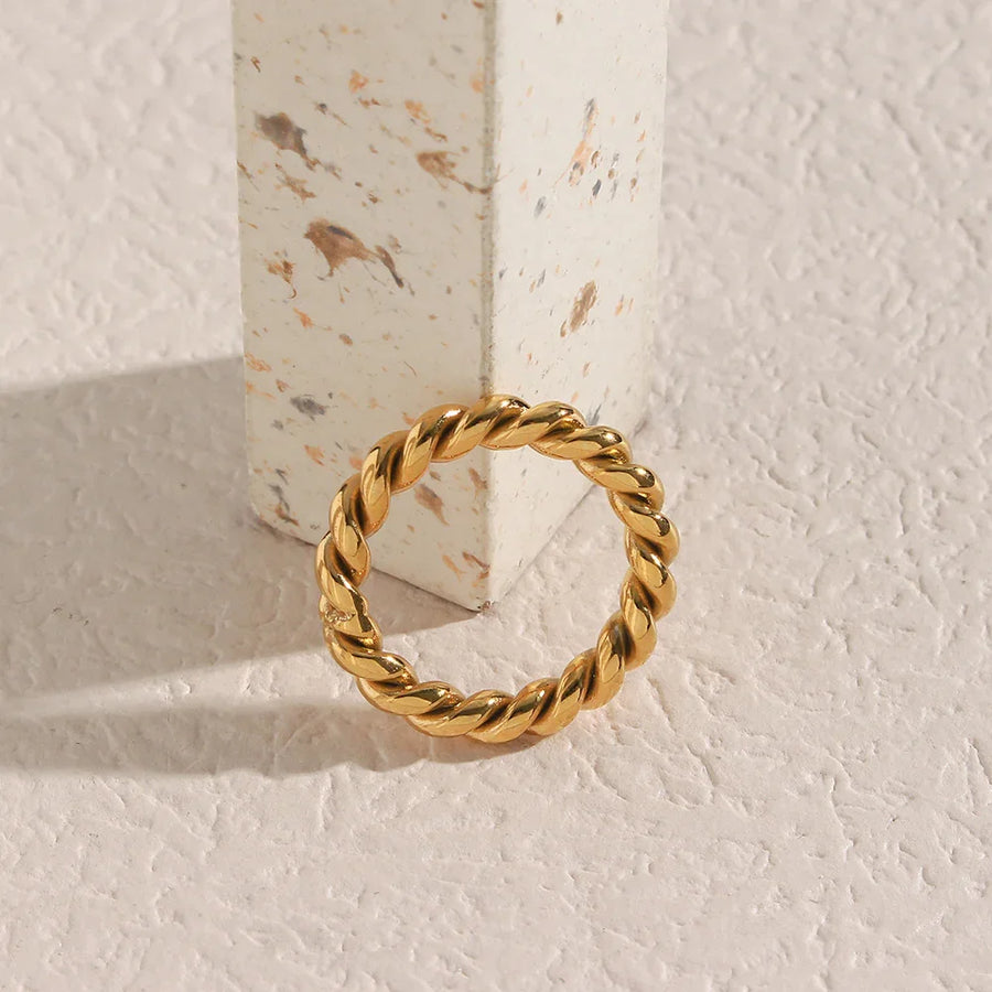 Melody Gold Twist Ring – Avaria